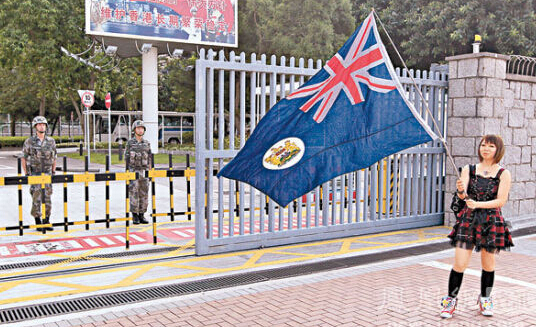 “香港人优先”成员到驻港部队军营挑衅被市民喝骂-香港商报